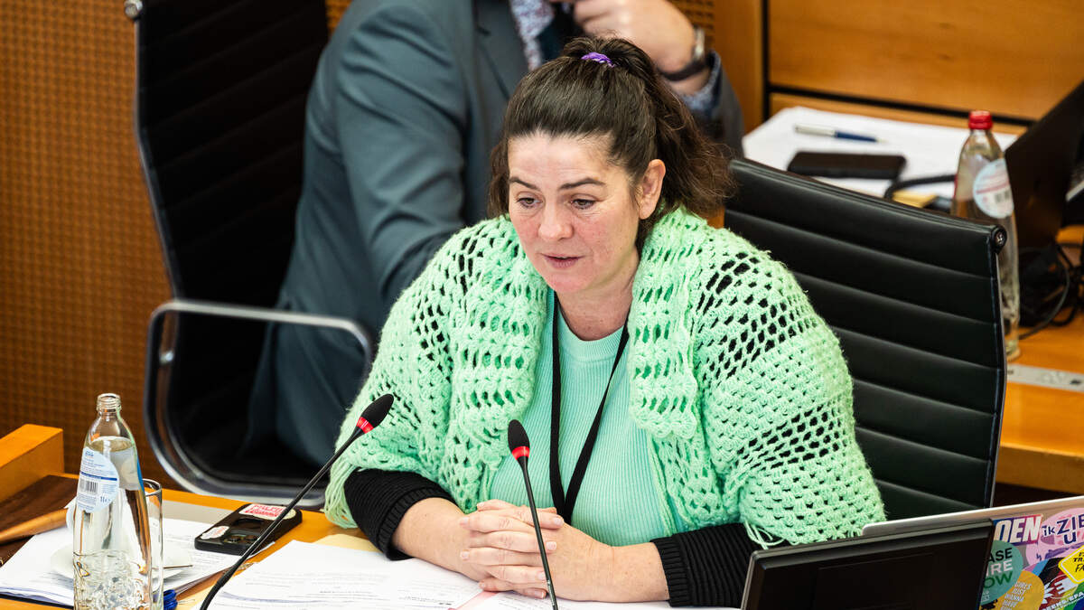 Brussels parlementslid geeft spreektijd aan dichter... die de ...